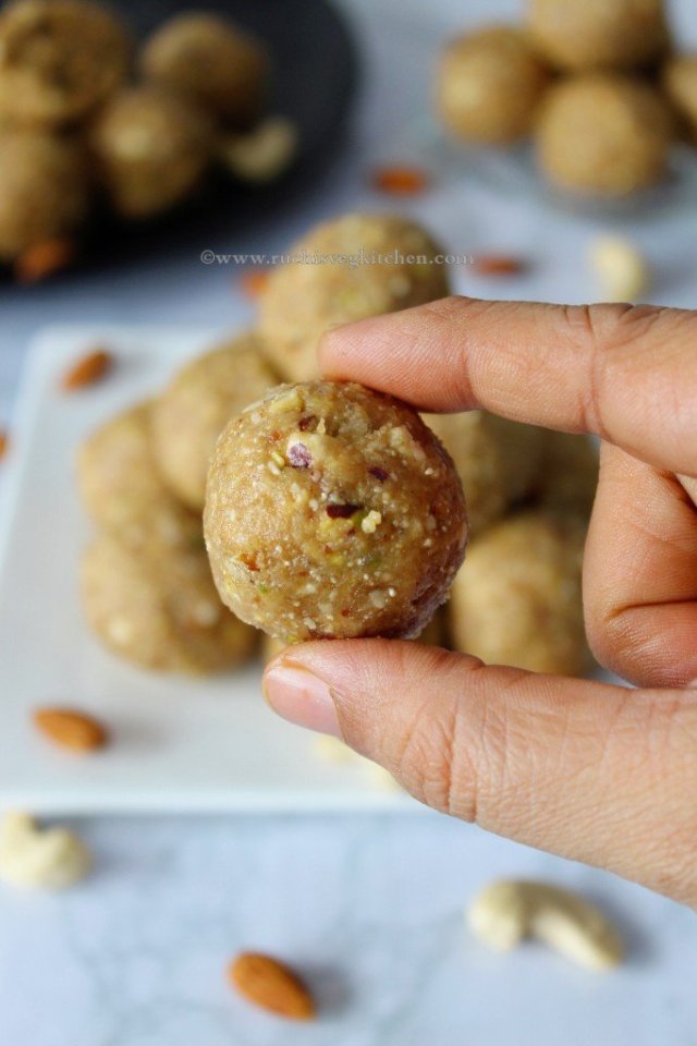 Gond ke Ladoo – Ruchi's Veg Kitchen